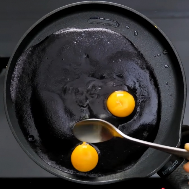 A fekete tükörtojás határozottan finom fogás | Éva magazin