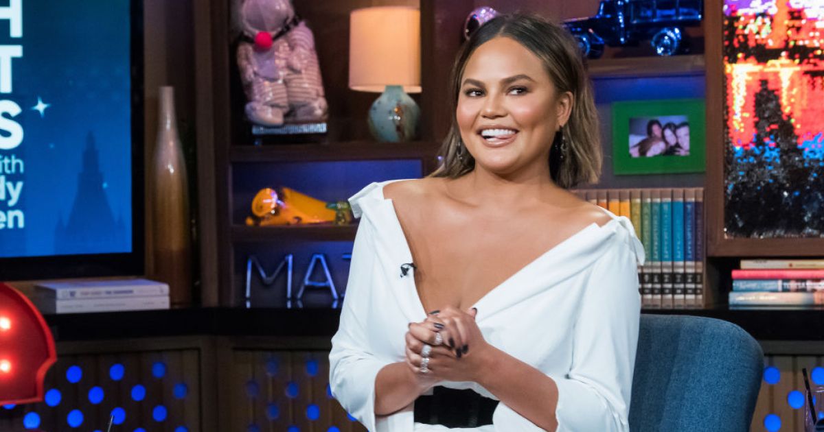 Ez hogyan lehetséges? Chrissy Teigennek a lila haj is jól áll!